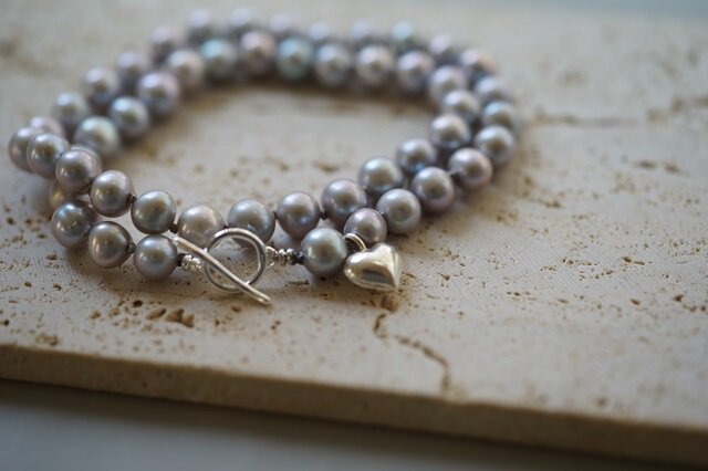 【seasons】グレーパールのハートネックレス | iichi 日々の暮らしを心地よくするハンドメイドやアンティークのマーケットプレイス