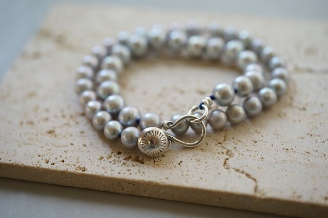 【seasons】グレーパールの2連ブレスレット | iichi 日々の暮らしを心地よくするハンドメイドやアンティークのマーケットプレイス