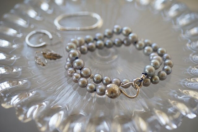 【seasons】グレーパールの2連ブレスレット | iichi 日々の暮らしを心地よくするハンドメイドやアンティークのマーケットプレイス