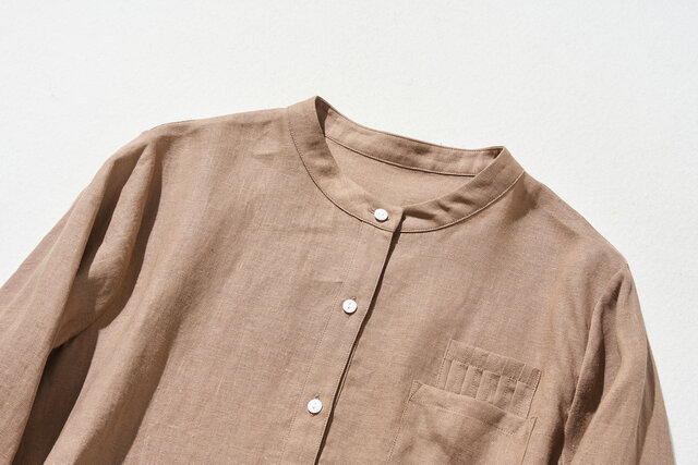 洗練されたバンドカラーに仕上げたリネンワンピース ロングワンピース 柴色 240411-2 | iichi 日々の暮らしを心地よくするハンドメイドやアンティークのマーケットプレイス