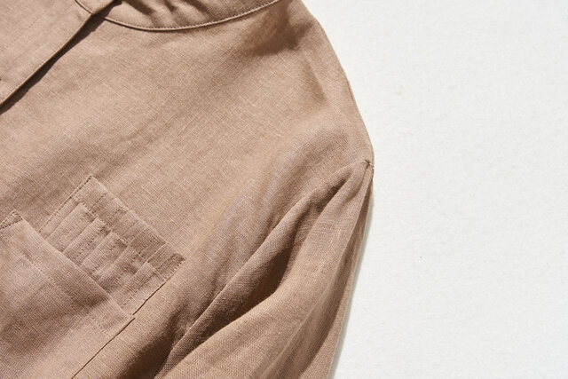 洗練されたバンドカラーに仕上げたリネンワンピース ロングワンピース 柴色 240411-2 | iichi 日々の暮らしを心地よくするハンドメイドやアンティークのマーケットプレイス