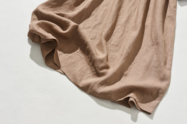 洗練されたバンドカラーに仕上げたリネンワンピース ロングワンピース 柴色 240411-2 | iichi 日々の暮らしを心地よくするハンドメイドやアンティークのマーケットプレイス