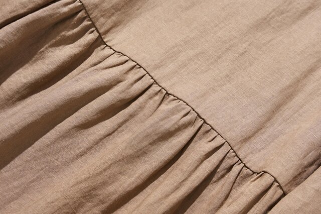 洗練されたバンドカラーに仕上げたリネンワンピース ロングワンピース 柴色 240411-2 | iichi 日々の暮らしを心地よくするハンドメイドやアンティークのマーケットプレイス