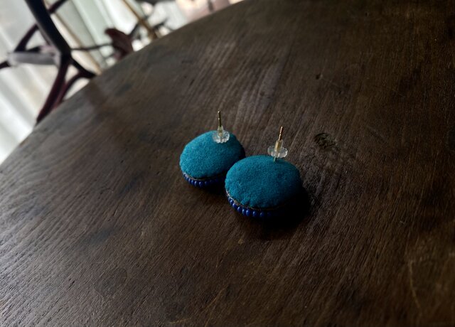 野花刺繍のピアス…Small white flowers… | iichi 日々の暮らしを心地よくするハンドメイドやアンティークのマーケットプレイス