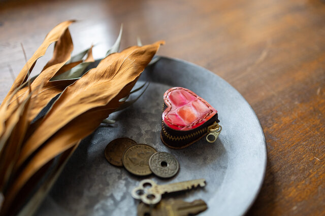 美しい輝き ︎小さいハートのコインケースorジュエリーケース/ステンドグラスレザー | iichi 日々の暮らしを心地よくするハンドメイドやアンティークのマーケットプレイス