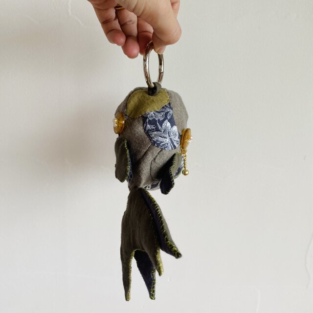 大きめ魚のバックチャーム /ドールチャーム no.180 | iichi 日々の暮らしを心地よくするハンドメイドやアンティークのマーケットプレイス