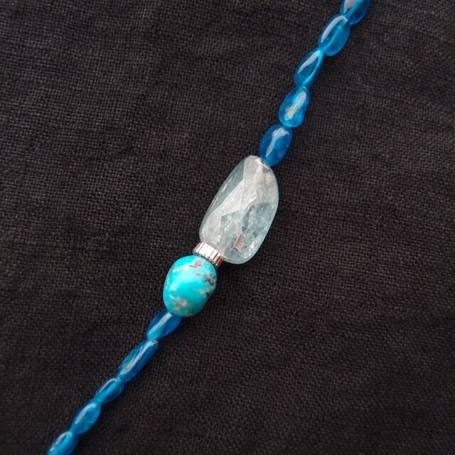 【SV】Apatite × Kyanite Bracelet／アパタイト×カイヤナイト ブレスレット（deep color） | iichi 日々の暮らしを心地よくするハンドメイドや ...