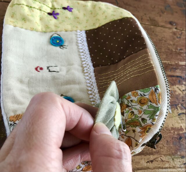 少女のポーチ・ブローチ付(茶系) | iichi 日々の暮らしを心地よくするハンドメイドやアンティークのマーケットプレイス