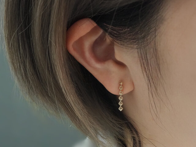 Diamond shape スタッドピアス片耳（K10） | iichi 日々の暮らしを心地よくするハンドメイドやアンティークのマーケットプレイス