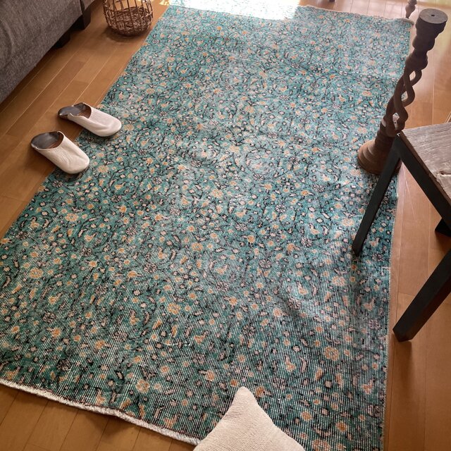 110×196 爽やかラムネグリーン 黄色 草花模様 トルコヴィンテージラグ | iichi 日々の暮らしを心地よくするハンドメイドやアンティークのマーケットプレイス