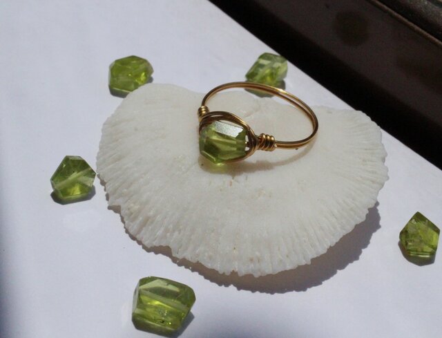 ペリドット タンブル Wire Ring | iichi 日々の暮らしを心地よくするハンドメイドやアンティークのマーケットプレイス