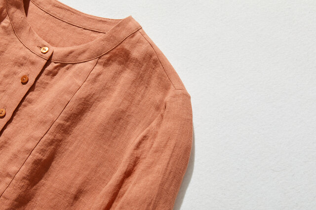 きれい目にもカジュアルにも着こなせる 7分袖ブラウス リネン100％ 明るい赤橙色 240511-3 | iichi 日々の暮らしを心地よくするハンドメイドやアンティークのマーケットプレイス
