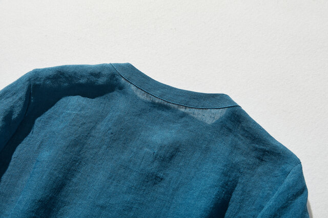 きれい目にもカジュアルにも着こなせる 7分袖ブラウス リネン100％ 青 240511-4 | iichi 日々の暮らしを心地よくするハンドメイドやアンティークのマーケットプレイス