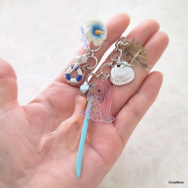 【現品限り】アマビエ出没！コーラルとマリンチャームのバッグチャーム | iichi 日々の暮らしを心地よくするハンドメイドやアンティークのマーケットプレイス