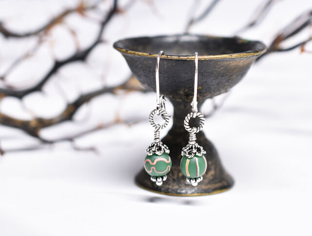 翡翠色江戸とんぼ玉の小さな一粒ピアス | iichi 日々の暮らしを心地よくするハンドメイドやアンティークのマーケットプレイス