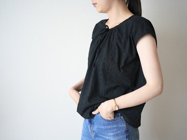 コットンレースのフレンチブラウス 黒 No.303 | iichi 日々の暮らしを心地よくするハンドメイドやアンティークのマーケットプレイス