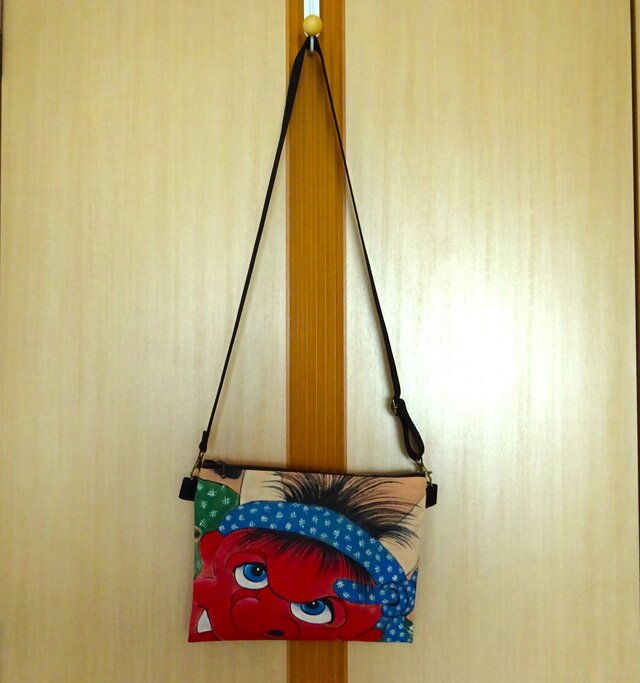 柿渋染のユニークサコッシュ | iichi 日々の暮らしを心地よくするハンドメイドやアンティークのマーケットプレイス