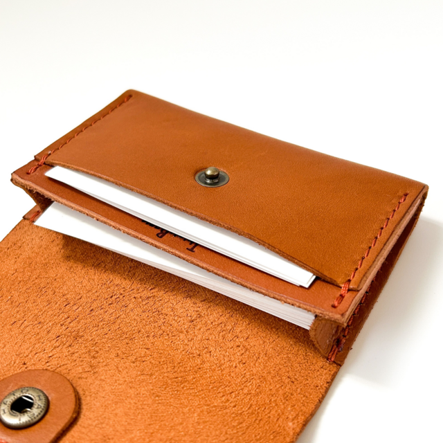 ホックボタンのマチつき名刺入れ CT-02 | iichi 日々の暮らしを心地よくするハンドメイドやアンティークのマーケットプレイス