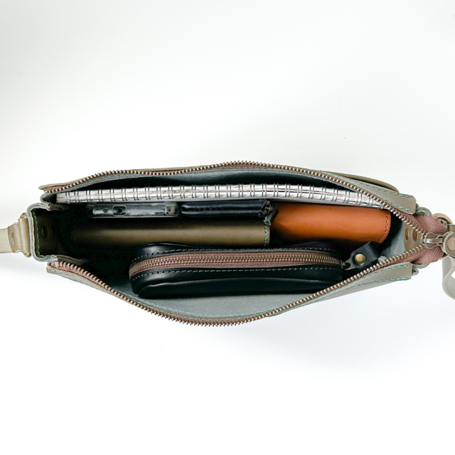 ファスナータイプのシンプルショルダーバッグ BT-11 | iichi 日々の暮らしを心地よくするハンドメイドやアンティークのマーケットプレイス