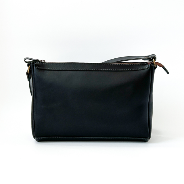 ファスナータイプのシンプルショルダーバッグ BT-11 | iichi 日々の暮らしを心地よくするハンドメイドやアンティークのマーケットプレイス