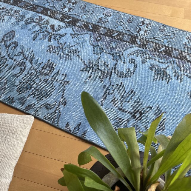 63×216 ロングランナーラグ 空色ブルーオーバーダイ トルコヴィンテージラグ | iichi 日々の暮らしを心地よくするハンドメイドやアンティークのマーケットプレイス