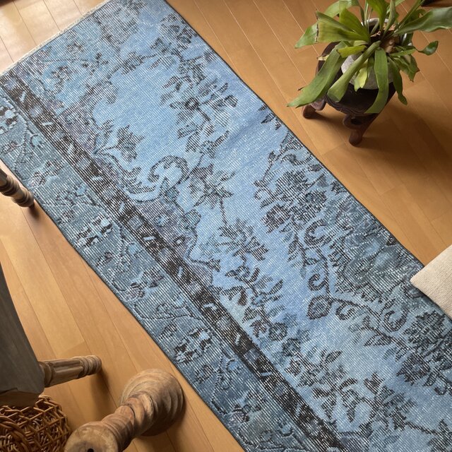 63×216 ロングランナーラグ 空色ブルーオーバーダイ トルコヴィンテージラグ | iichi 日々の暮らしを心地よくするハンドメイドやアンティークのマーケットプレイス