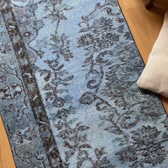 63×216 ロングランナーラグ 空色ブルーオーバーダイ トルコヴィンテージラグ | iichi 日々の暮らしを心地よくするハンドメイドやアンティークのマーケットプレイス