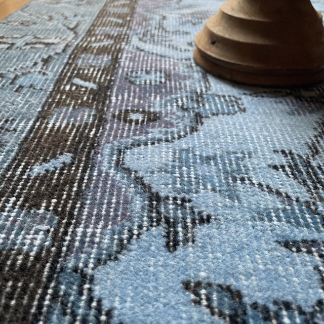 63×216 ロングランナーラグ 空色ブルーオーバーダイ トルコヴィンテージラグ | iichi 日々の暮らしを心地よくするハンドメイドやアンティークのマーケットプレイス