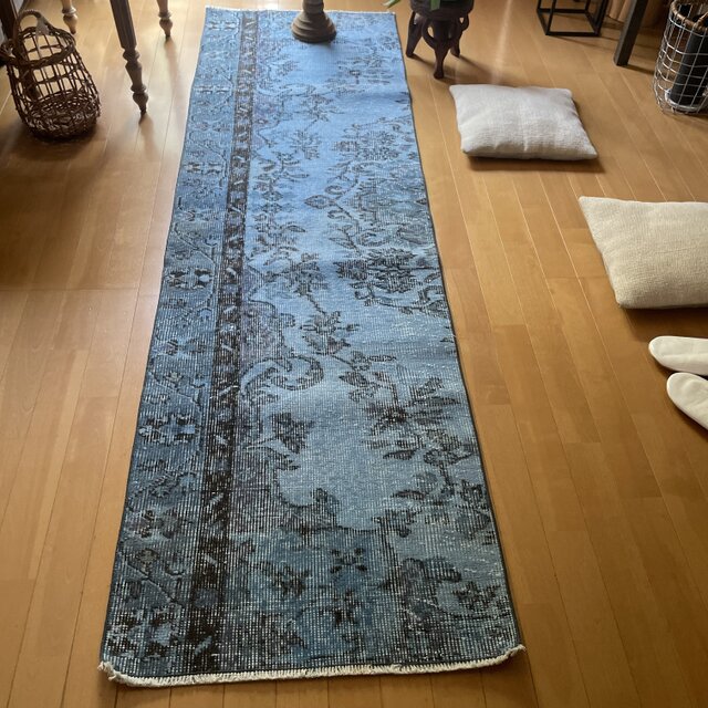 63×216 ロングランナーラグ 空色ブルーオーバーダイ トルコヴィンテージラグ | iichi 日々の暮らしを心地よくするハンドメイドやアンティークのマーケットプレイス