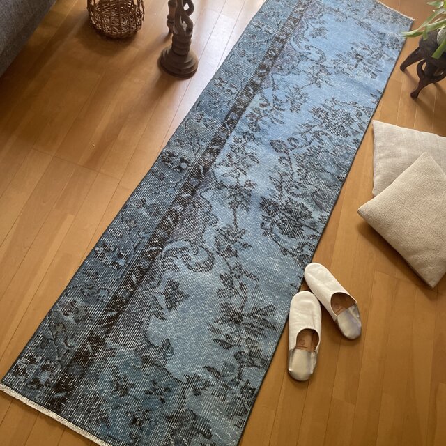 63×216 ロングランナーラグ 空色ブルーオーバーダイ トルコヴィンテージラグ | iichi 日々の暮らしを心地よくするハンドメイドやアンティークのマーケットプレイス