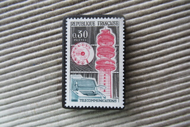 フランス 切手ブローチ 9683 | iichi 日々の暮らしを心地よくするハンドメイドやアンティークのマーケットプレイス