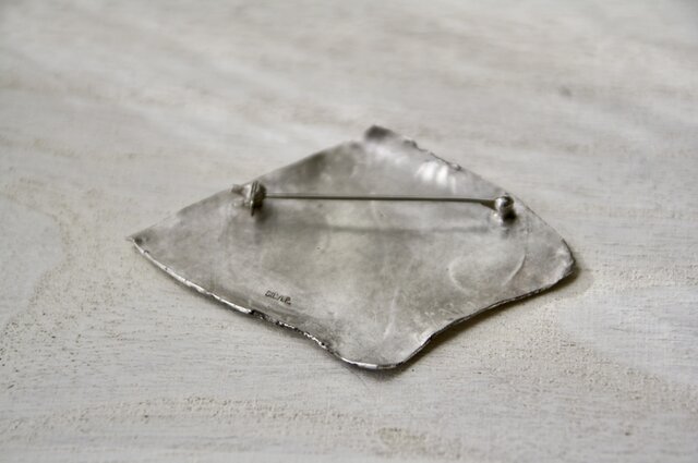 エッチング ブローチ silver | iichi 日々の暮らしを心地よくするハンドメイドやアンティークのマーケットプレイス