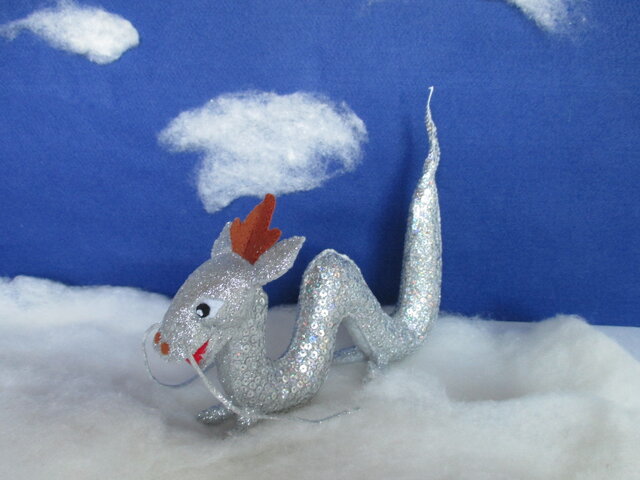 龍 竜 リュウ ドラゴン 銀龍 ぬいぐるみ シルバードラゴン | iichi 日々の暮らしを心地よくするハンドメイドやアンティークのマーケットプレイス