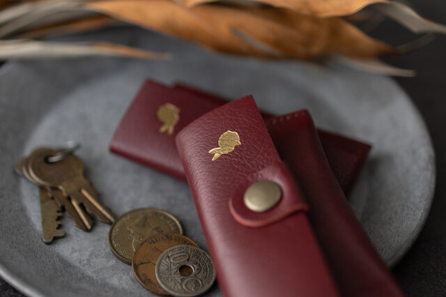 《牛革製》大人可愛いミニレザーコインケース うさぎ ボルドー | iichi 日々の暮らしを心地よくするハンドメイドやアンティークのマーケットプレイス