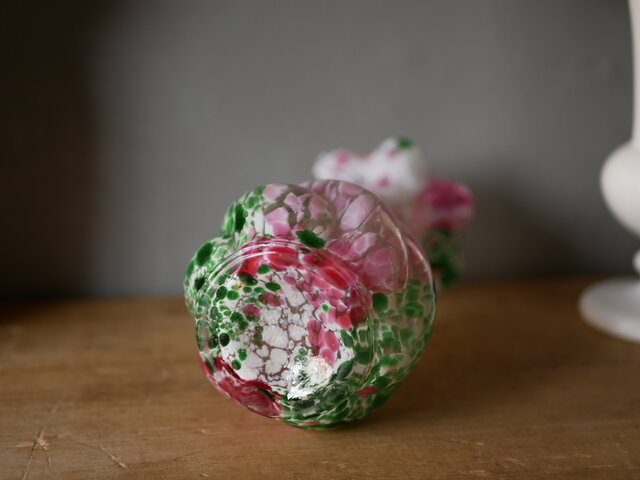 クリシー ピンク×グリーン オパリンガラス フラワーベース ブロカントのある暮らし | iichi 日々の暮らしを心地よくするハンドメイドやアンティークのマーケットプレイス
