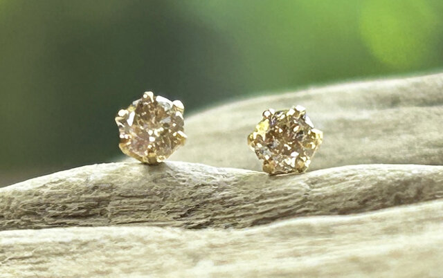 天然ダイアモンド0.2CT K18 k18ゴールド／スタッドピアス（ペア） | iichi 日々の暮らしを心地よくするハンドメイドやアンティークのマーケットプレイス