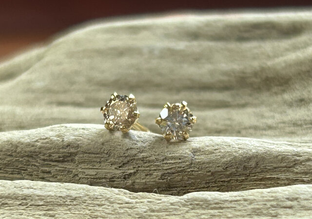 天然ダイアモンド0.2CT K18 k18ゴールド／スタッドピアス（ペア） | iichi 日々の暮らしを心地よくするハンドメイドやアンティークのマーケットプレイス