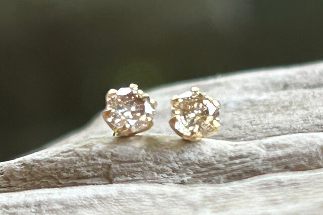 天然ダイアモンド0.2CT K18 k18ゴールド／スタッドピアス（ペア） | iichi 日々の暮らしを心地よくするハンドメイドやアンティークのマーケットプレイス