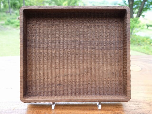 我谷盆 ウォルナット 26×23×4cm 飾彫り ナチュラル | iichi 日々の暮らしを心地よくするハンドメイドやアンティークのマーケットプレイス