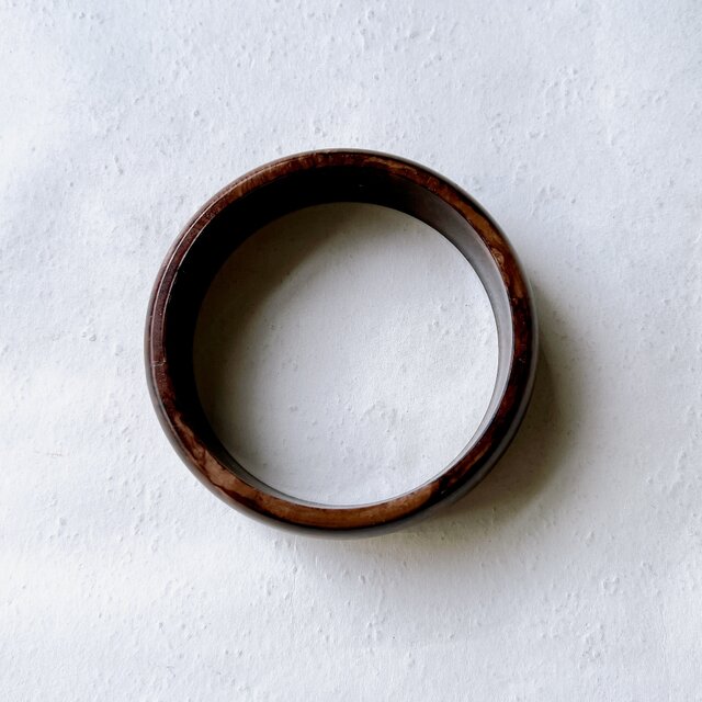 B89-ヴィンテージバングル・U.K. 1980s Mahogany Style Lucite Brown Bangle | iichi 日々の暮らしを心地よくするハンドメイドやアンティークの ...