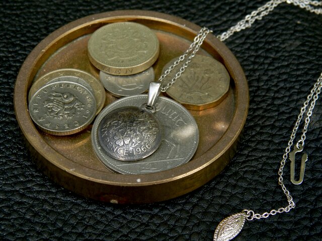 ＃PT26 UK Coin Pendant | iichi 日々の暮らしを心地よくするハンドメイドやアンティークのマーケットプレイス