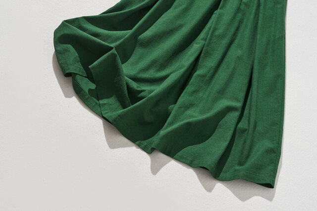 ふわり、ひらり、美しいドレープを描く美形スカート ロングスカート 深みのある美しい暗緑色 210807-4 | iichi 日々の暮らしを心地よくするハンドメイドやアンティークのマーケットプレイス