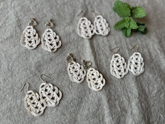 籐のリーフの耳飾り | iichi 日々の暮らしを心地よくするハンドメイドやアンティークのマーケットプレイス