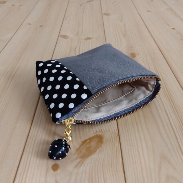 苺のチャーム付き 小さめ14cmポーチ 内ポケット付き グレー/ドット 746 | iichi 日々の暮らしを心地よくするハンドメイドやアンティークのマーケットプレイス