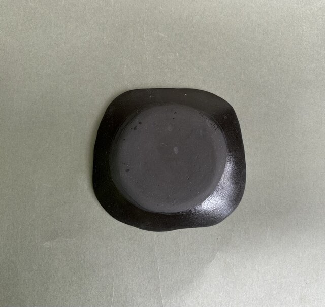 化粧掻き落とし文様 皿145 | iichi 日々の暮らしを心地よくするハンドメイドやアンティークのマーケットプレイス