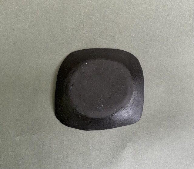 化粧掻き落とし文様 小皿197 | iichi 日々の暮らしを心地よくするハンドメイドやアンティークのマーケットプレイス