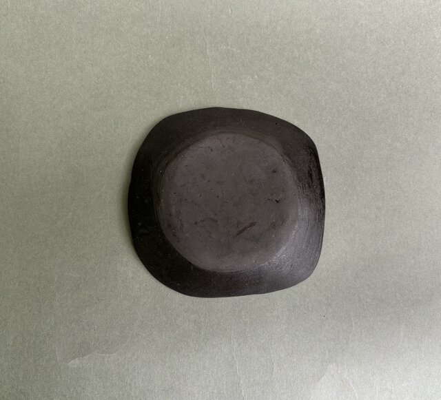 化粧掻き落とし文様 小皿198 | iichi 日々の暮らしを心地よくするハンドメイドやアンティークのマーケットプレイス