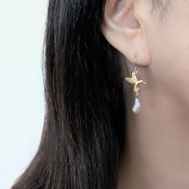 K18GP ハチドリとバロックパールのピアス | iichi 日々の暮らしを心地よくするハンドメイドやアンティークのマーケットプレイス