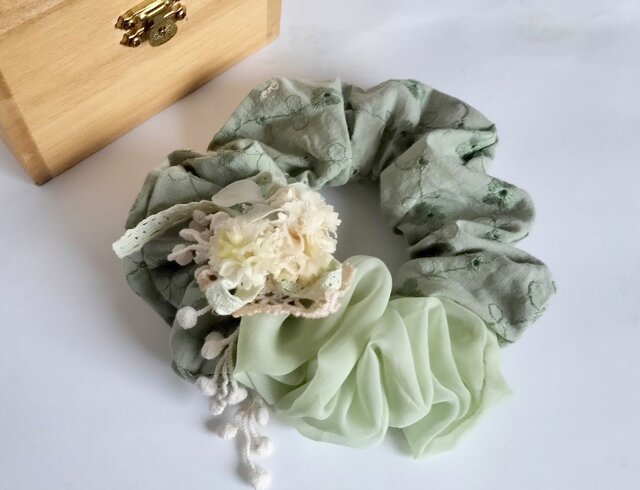 シロツメクサとクローバーのコサージュ付シュシュ 2way | iichi 日々の暮らしを心地よくするハンドメイドやアンティークのマーケットプレイス