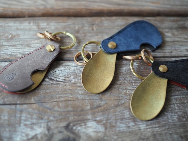 《受注製作》shoehorn type key case/靴べら付きキーケース | iichi 日々の暮らしを心地よくするハンドメイドやアンティークのマーケットプレイス
